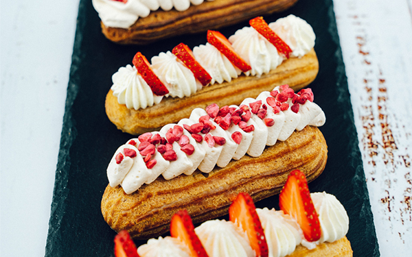 Éclair Isi Krim Vanilla dan Strawberry